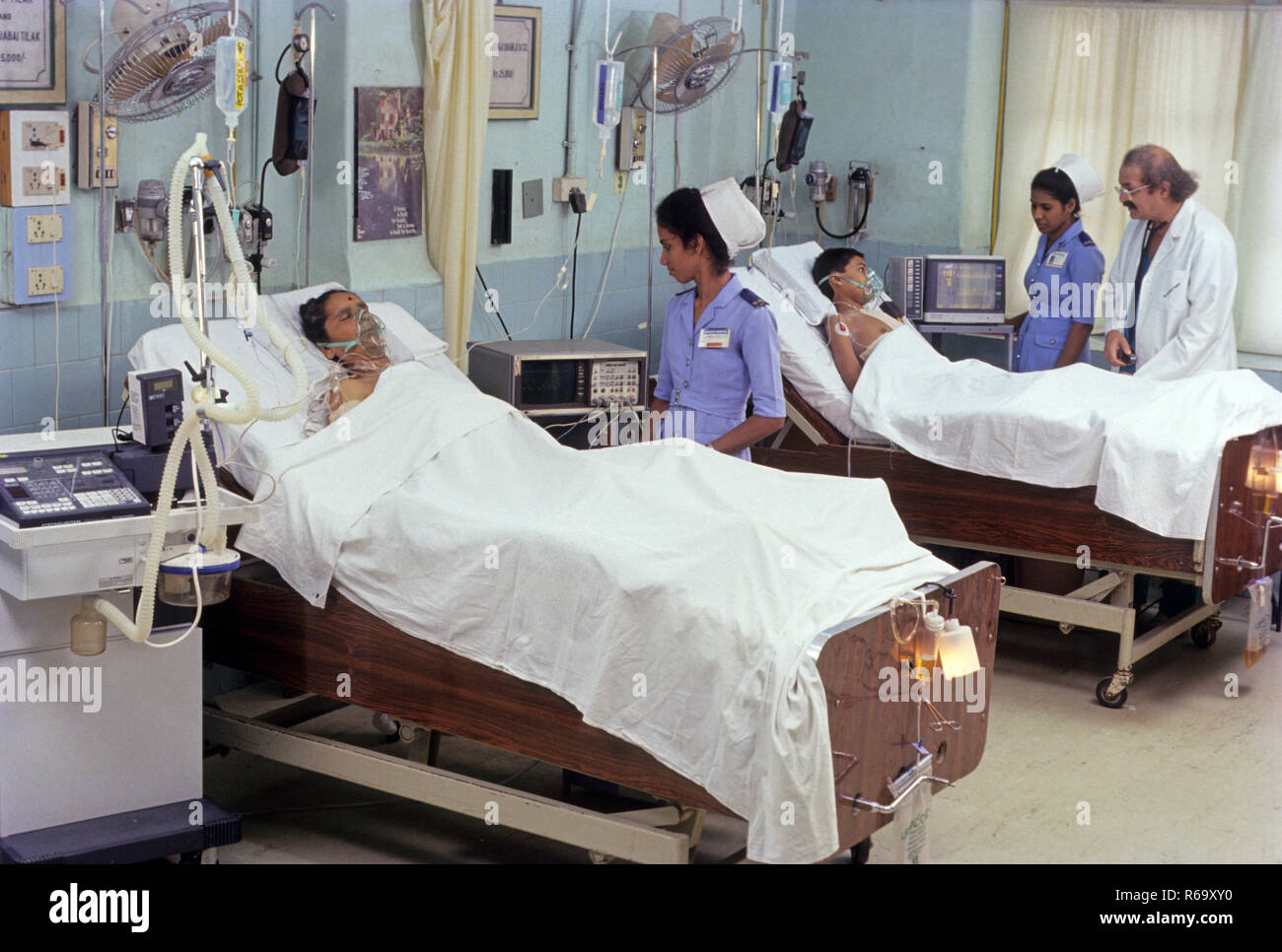 Women in hospital gowns hi-res stock photography and images - Alamy