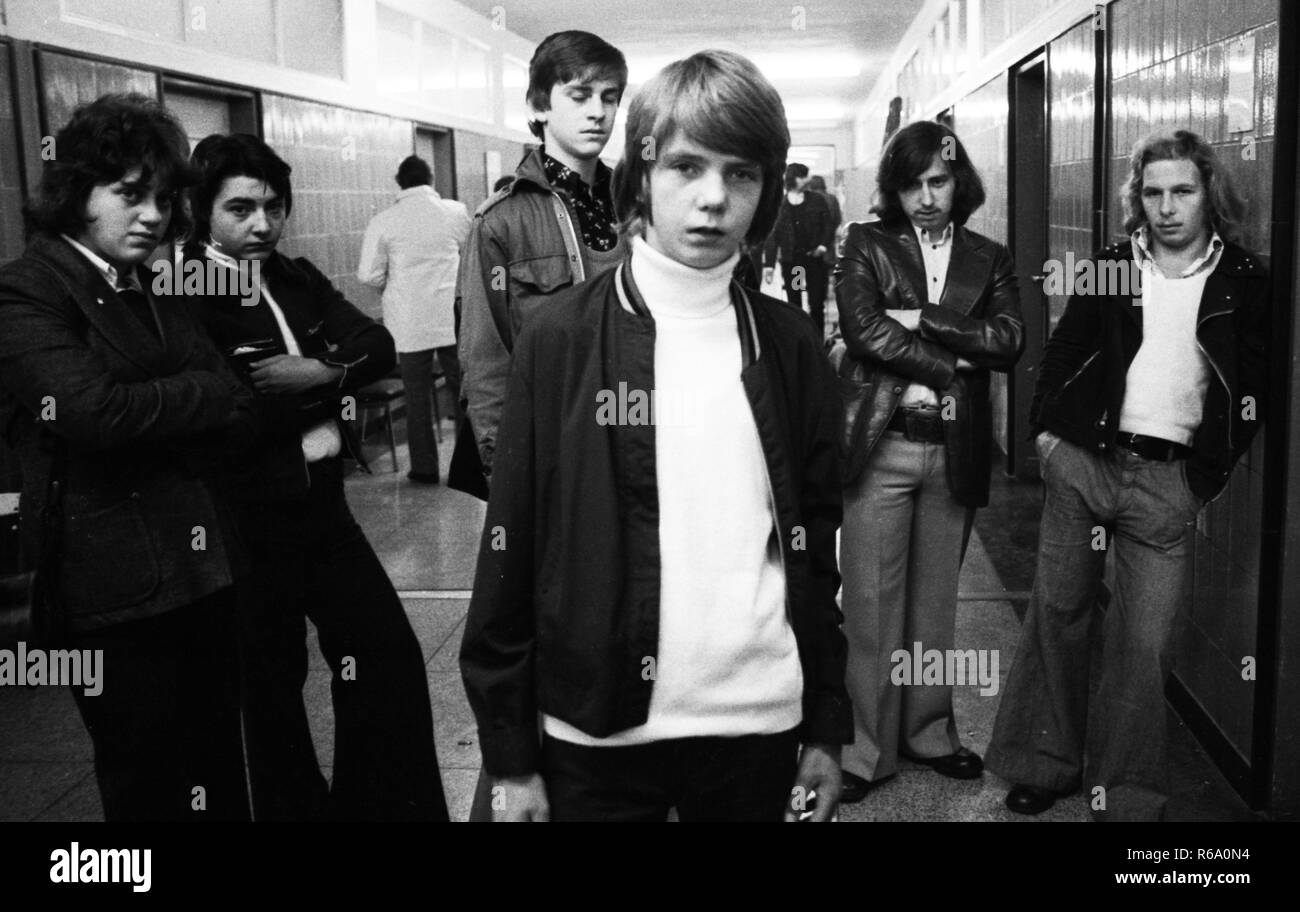 Young unemployed on 22 October 1974 at the Dortmund employment office ...