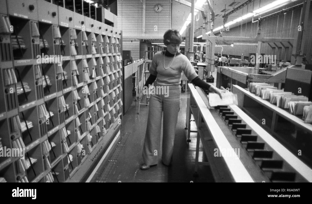 The work in the distribution plant of the post office is mainly carried ...