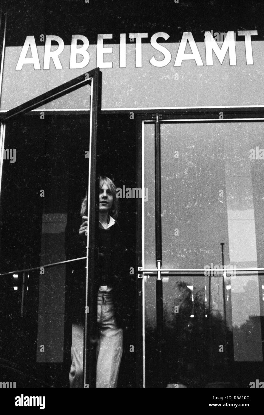 Young unemployed on 22 October 1974 at the Dortmund employment office ...