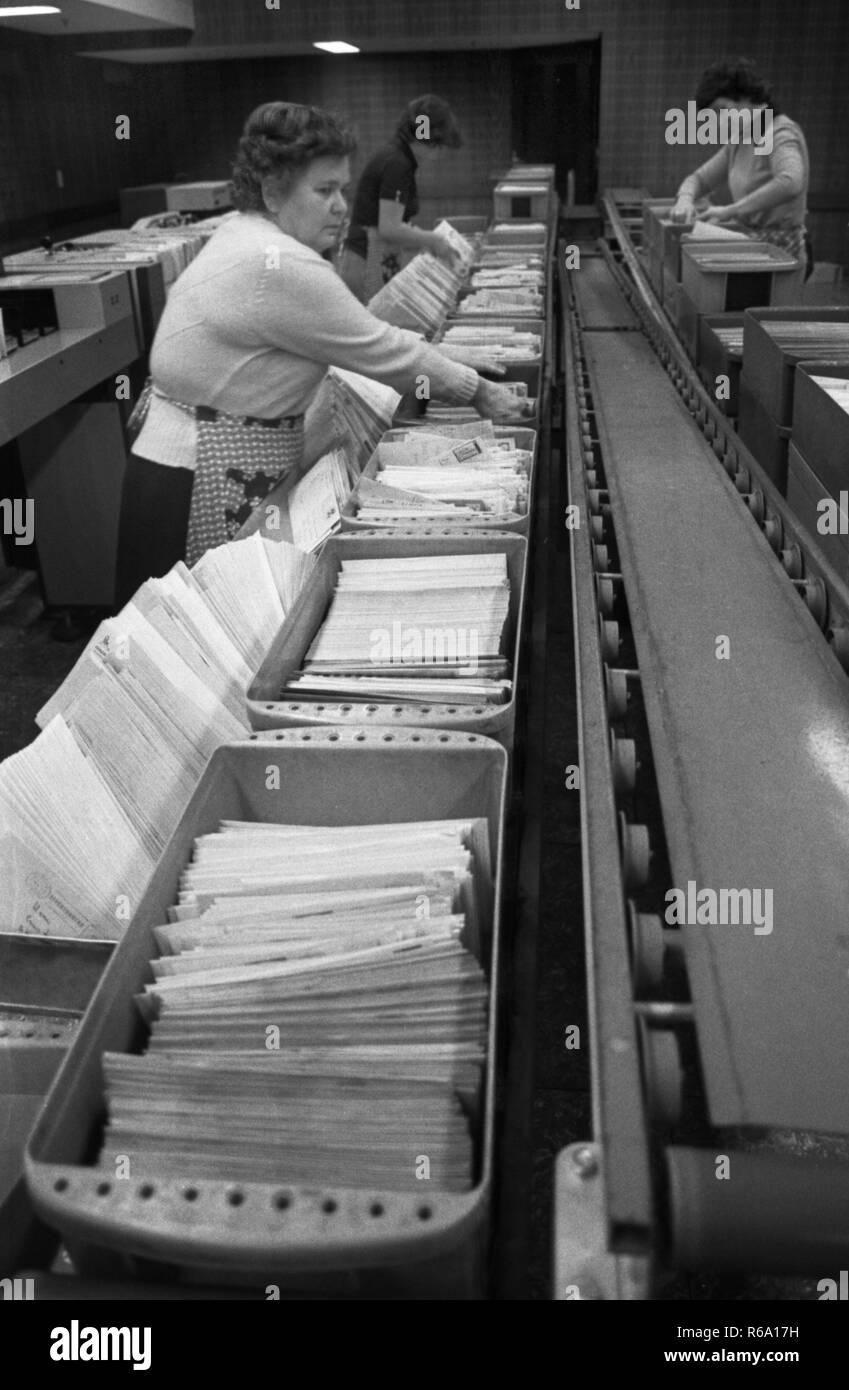 The work in the distribution plant of the post office is mainly carried ...
