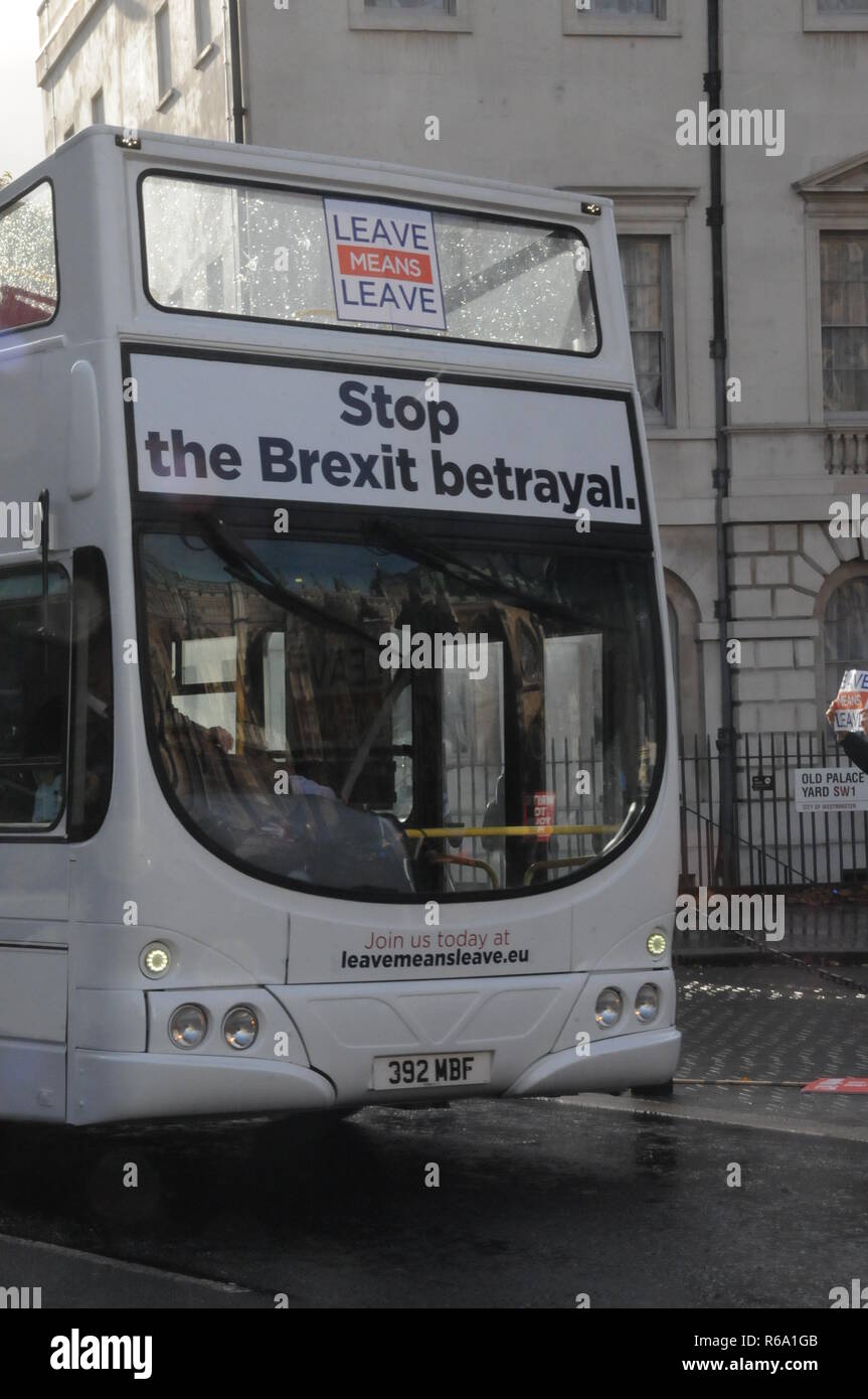 The Leave Means Leave battle bus arrives at Parliament Stock Photo - Alamy