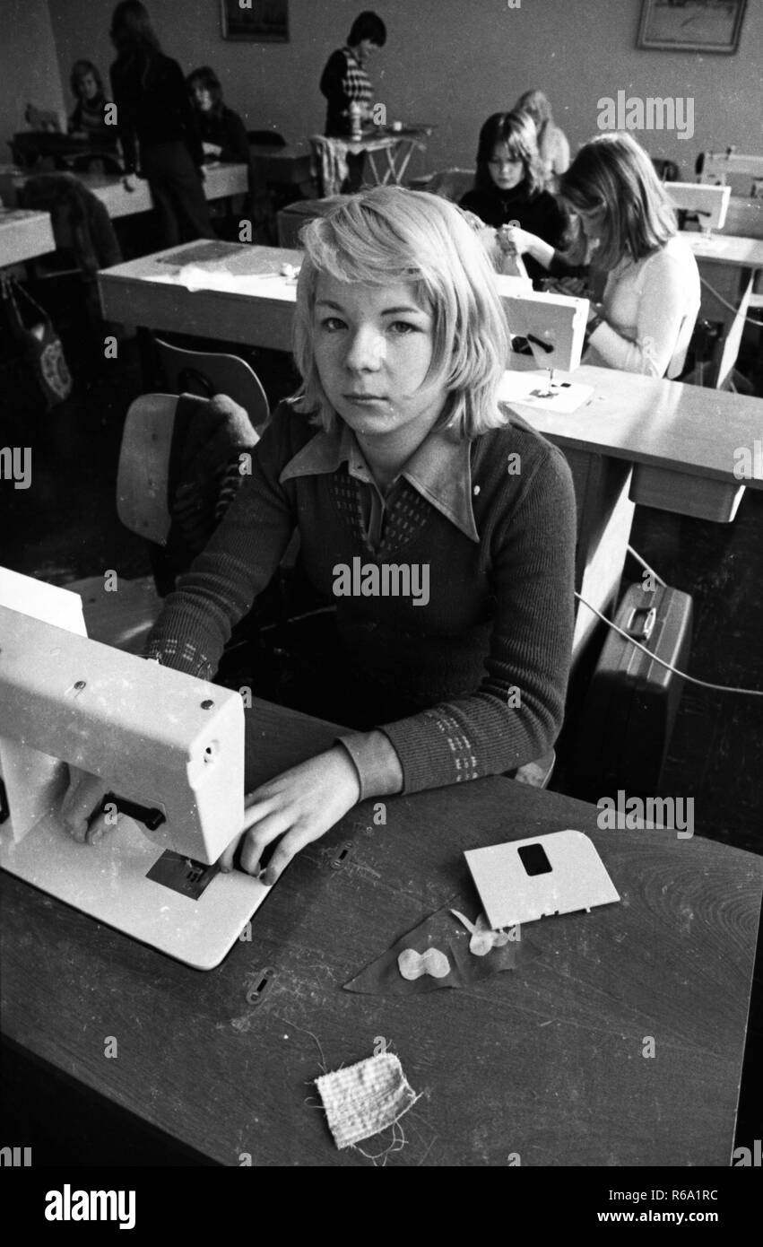 These girls, students of the "Frauenfachschule fÃ r Frauenberufe", on 5 ...