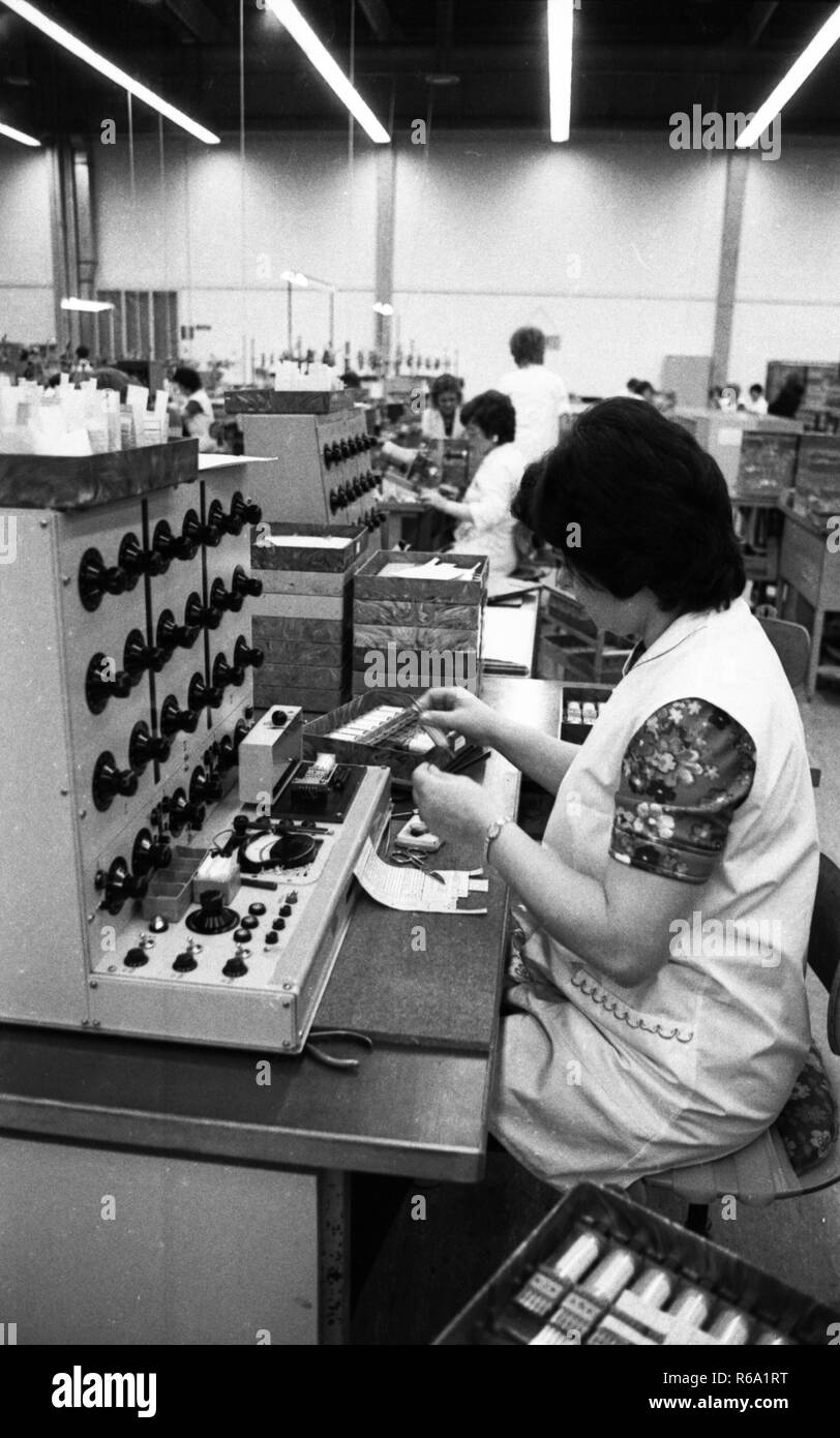 The production of electronic devices by female employees at Siemens on ...