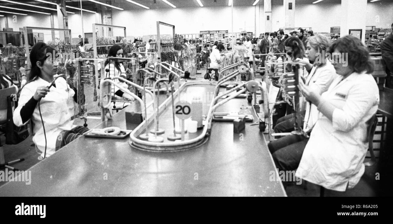 The production of electronic devices by female employees at Siemens on ...