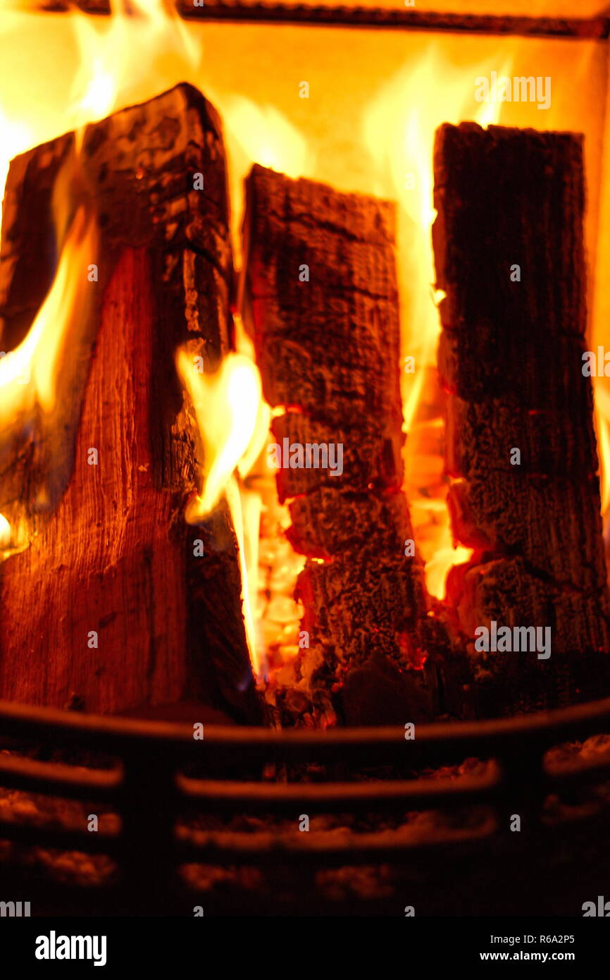 Kamin flamme hi-res stock photography and images - Alamy