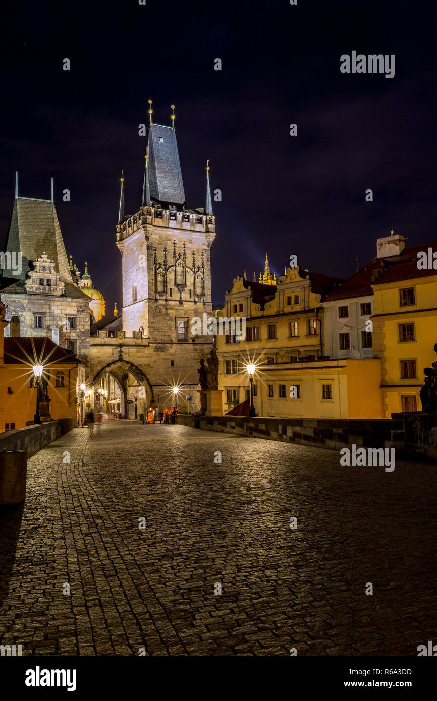 Charles bridge night silhouette hi-res stock photography and images - Alamy