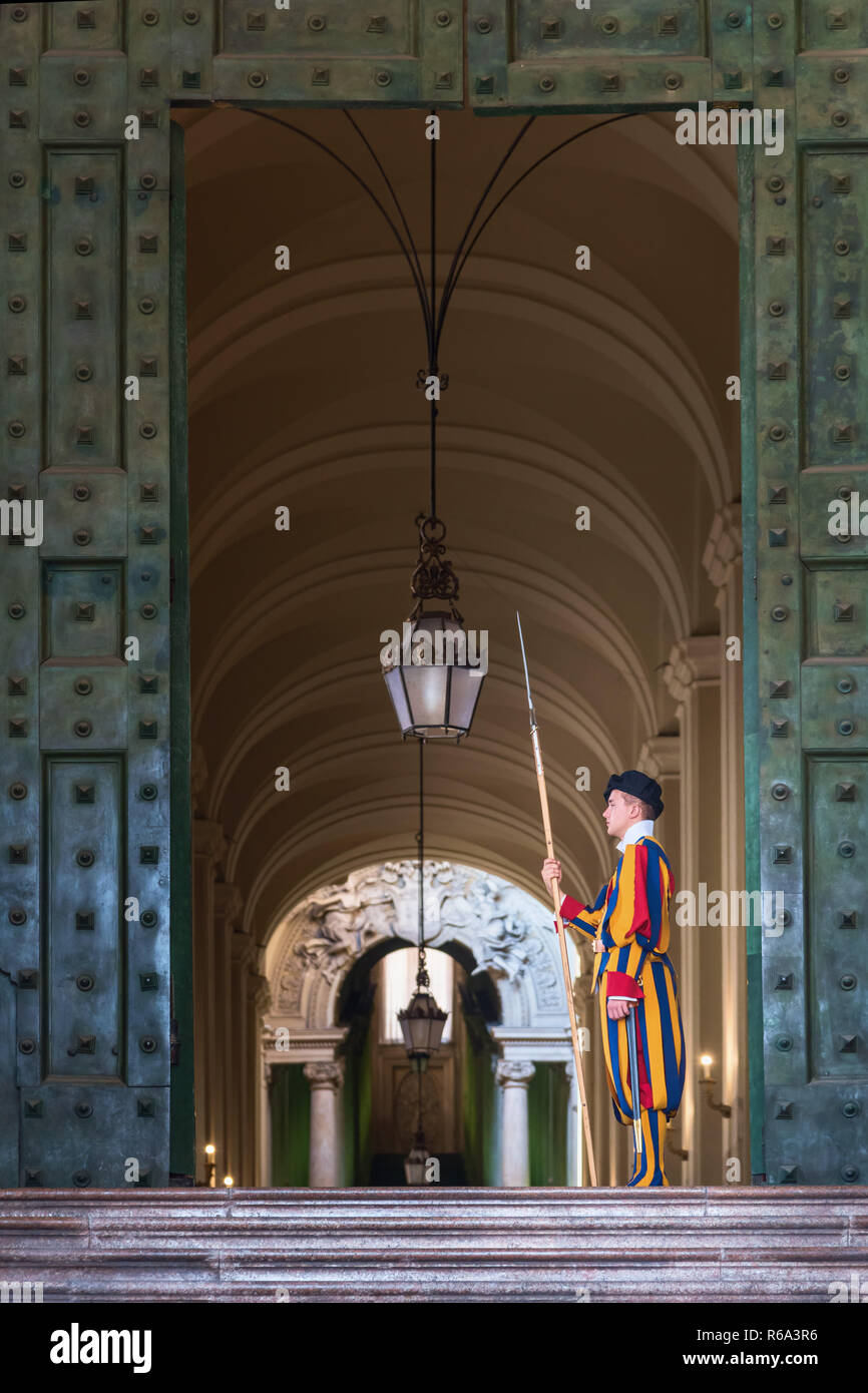Pontifical Swiss Guard at St. Peter's Basilica, Vatican City, Rome ...