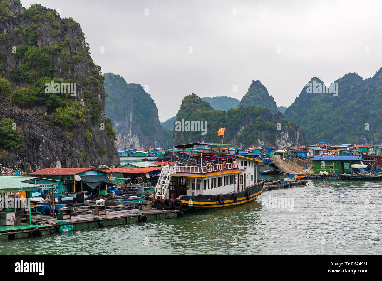 Floating fishing village and fishing boats in Cat Ba Island, Vietnam ...