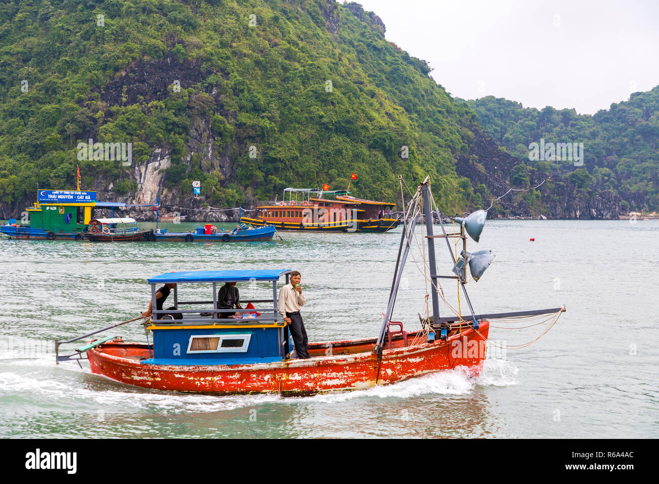 Floating fishing village and fishing boats in Cat Ba Island, Vietnam ...