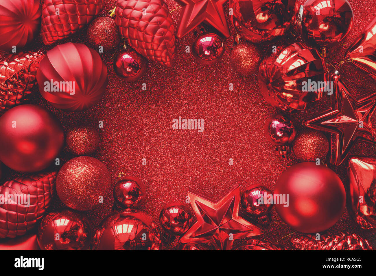 Red Christmas frame. Christmas balls, stars, cones and hearts on red ...