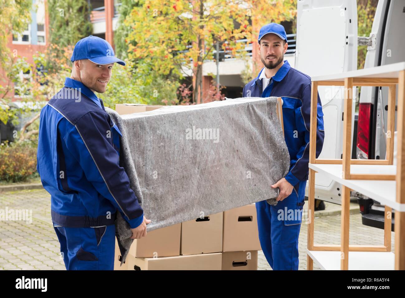 Workers Teamwork Working Together Men Unloading Truck High Resolution ...