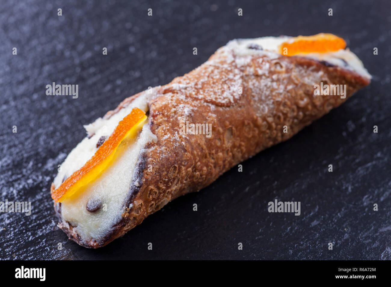 Cannolo sizilien hi-res stock photography and images - Alamy