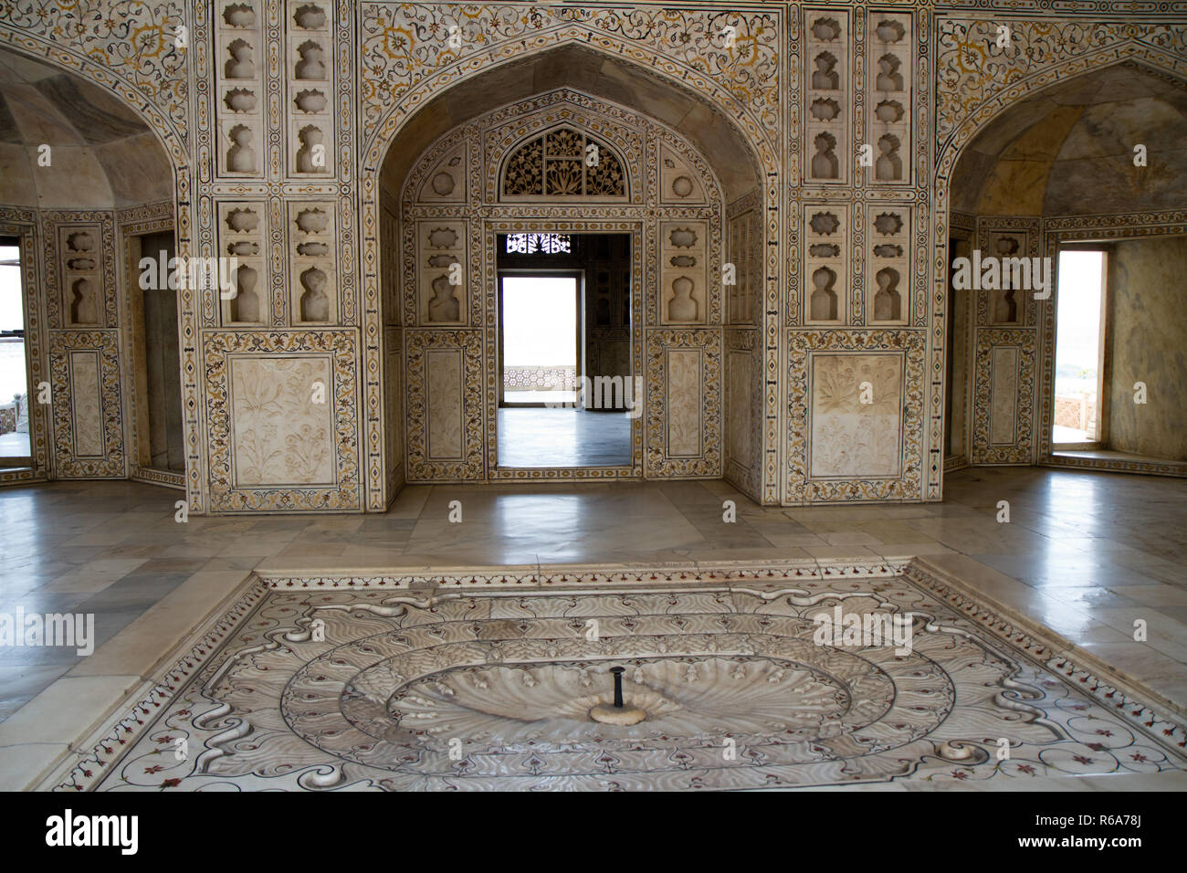 red fort in agra in inda Stock Photo - Alamy