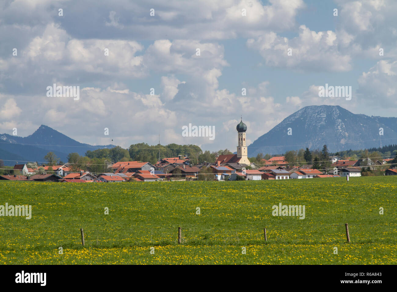 Idyllisches Dorf Im Bayrischen Voralpenland Stock Photo - Alamy
