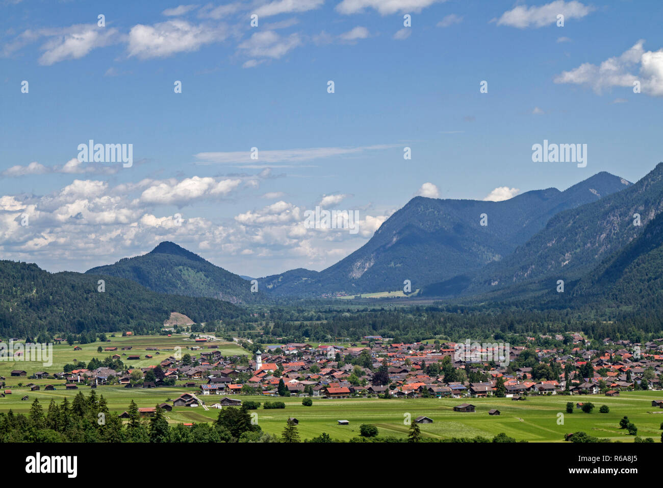 Idyllisches Dorf Im Loisachtal Stock Photo - Alamy