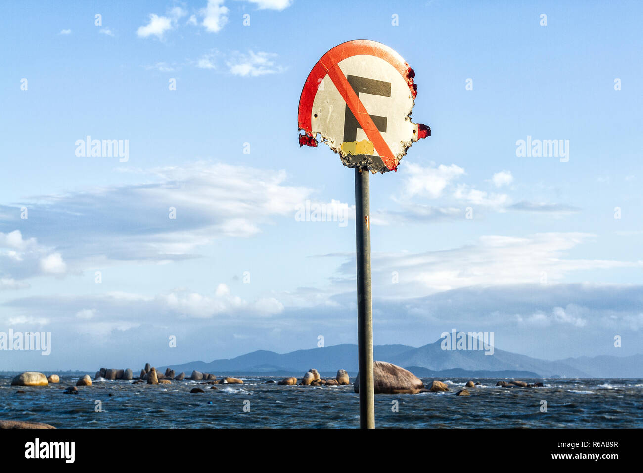 Rusted no parking sign hi-res stock photography and images - Alamy
