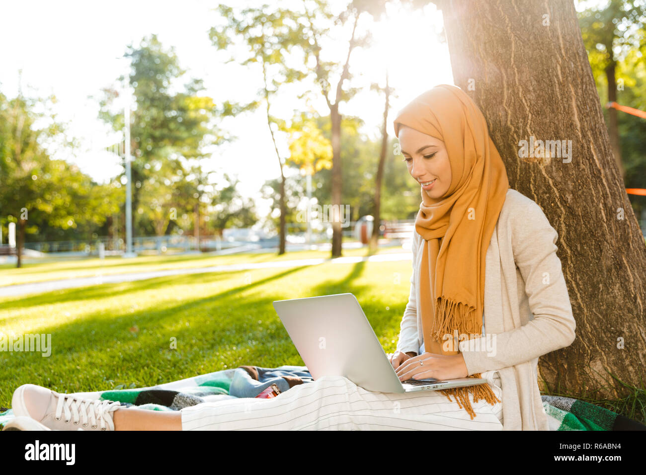 Muslim girls computer hi-res stock photography and images - Alamy