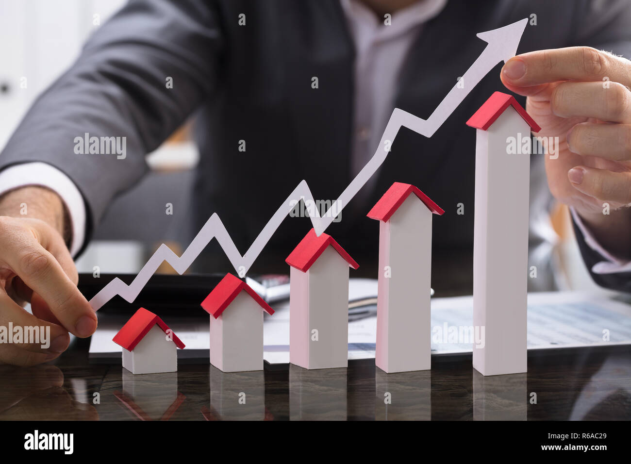 Building graph showing rising hi-res stock photography and images - Alamy