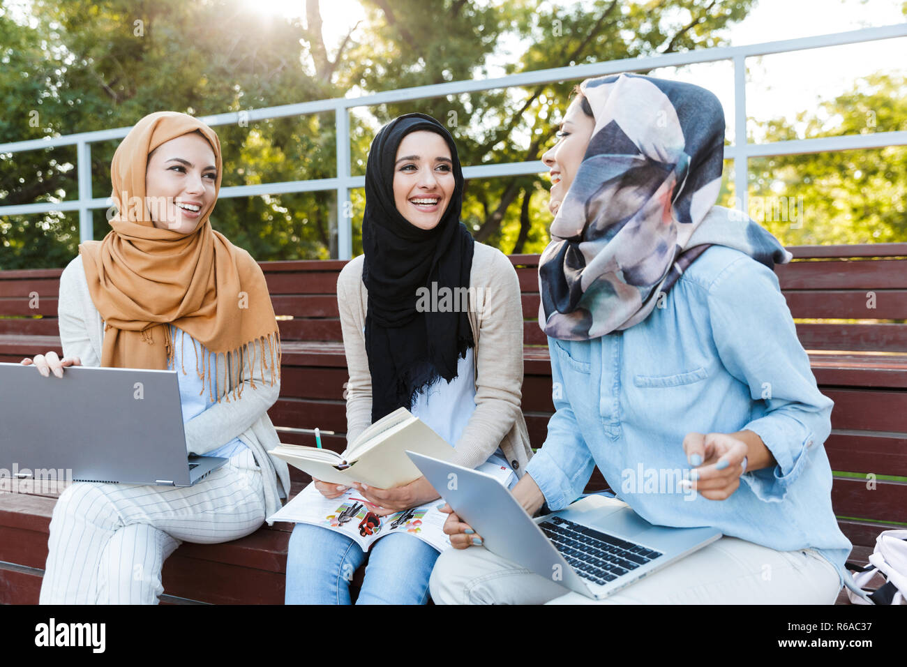 Muslim girls computer hi-res stock photography and images - Alamy