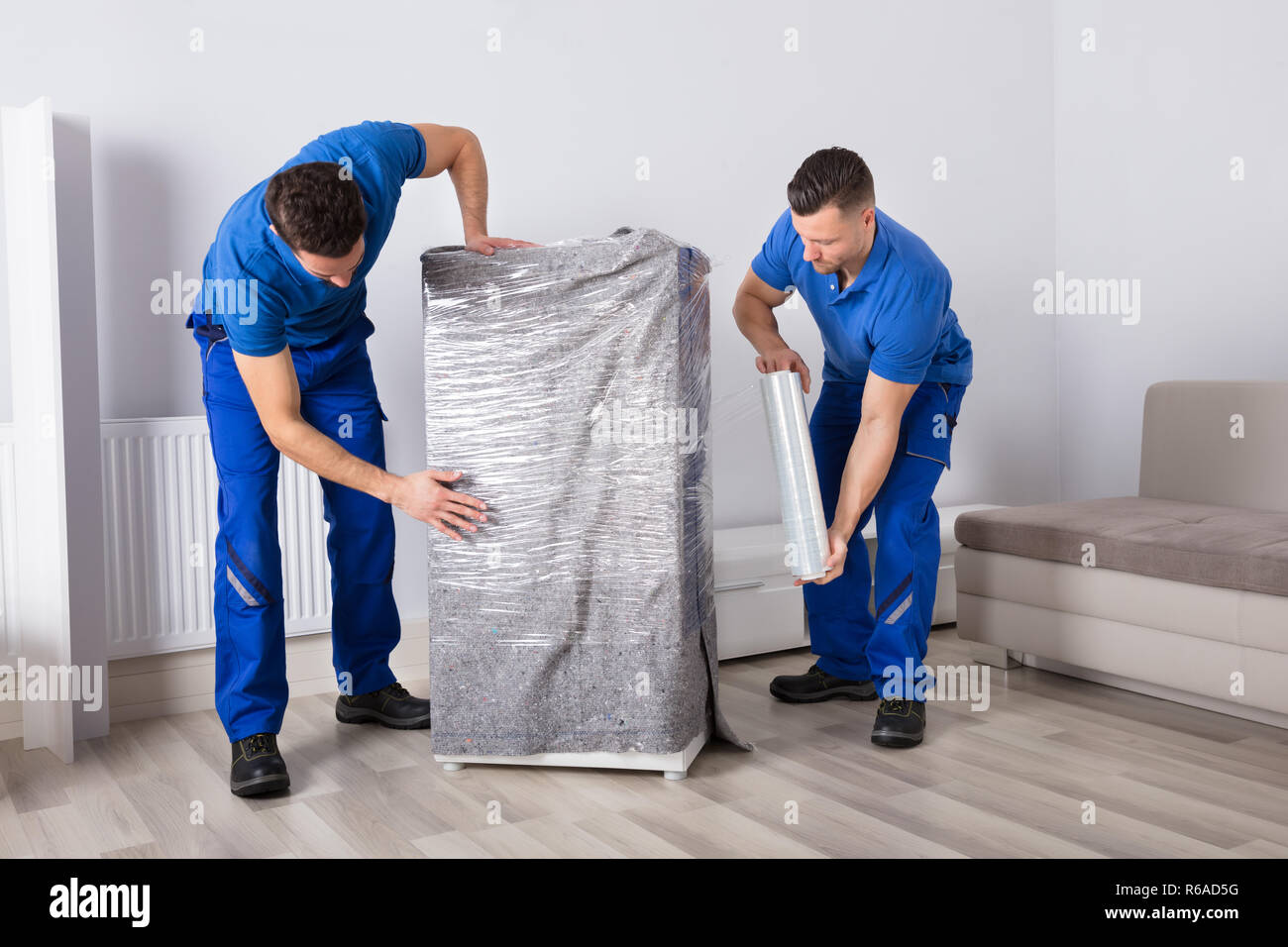Professional movers couch hi-res stock photography and images - Alamy