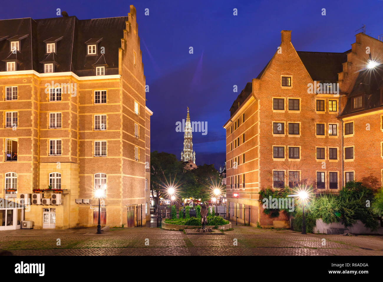 Brussels by night hi-res stock photography and images - Alamy