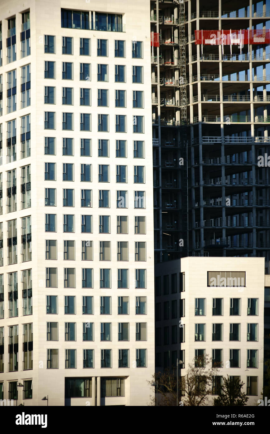 Rows square office building windows hi-res stock photography and images ...