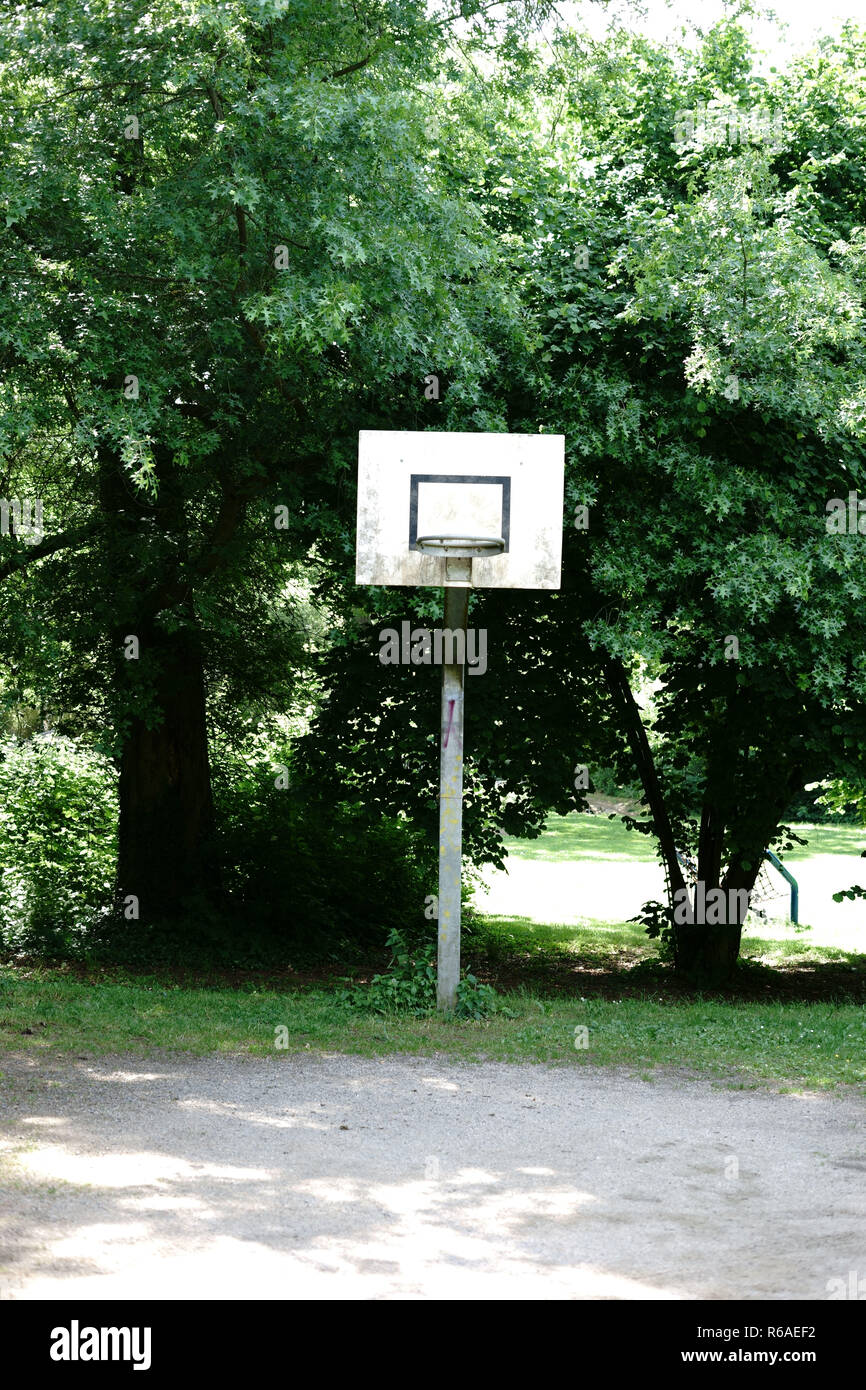 Square park basketball court hi-res stock photography and images - Alamy