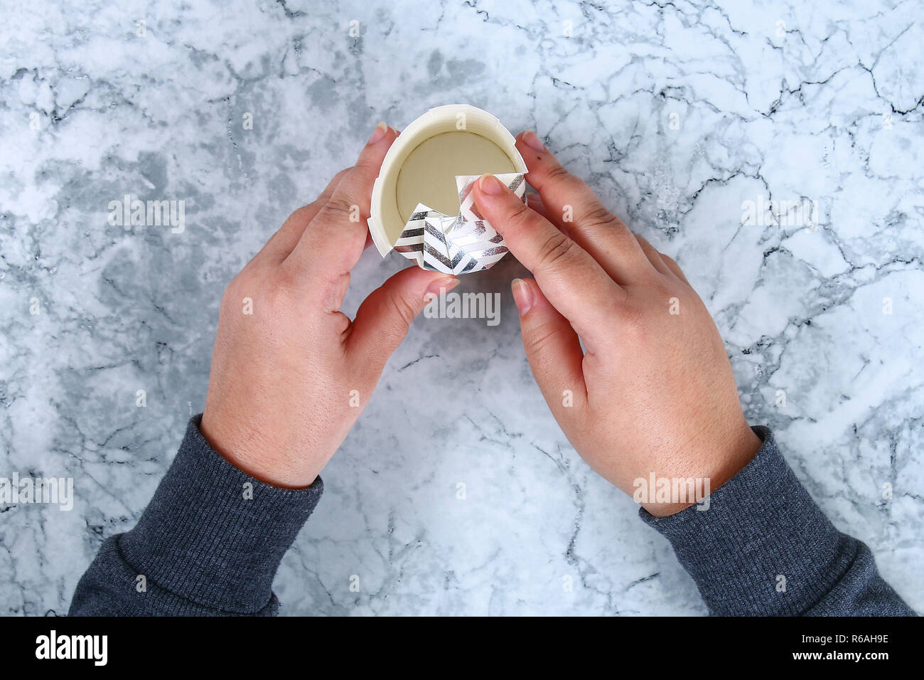 Flat lay step step wrapping hi-res stock photography and images - Alamy