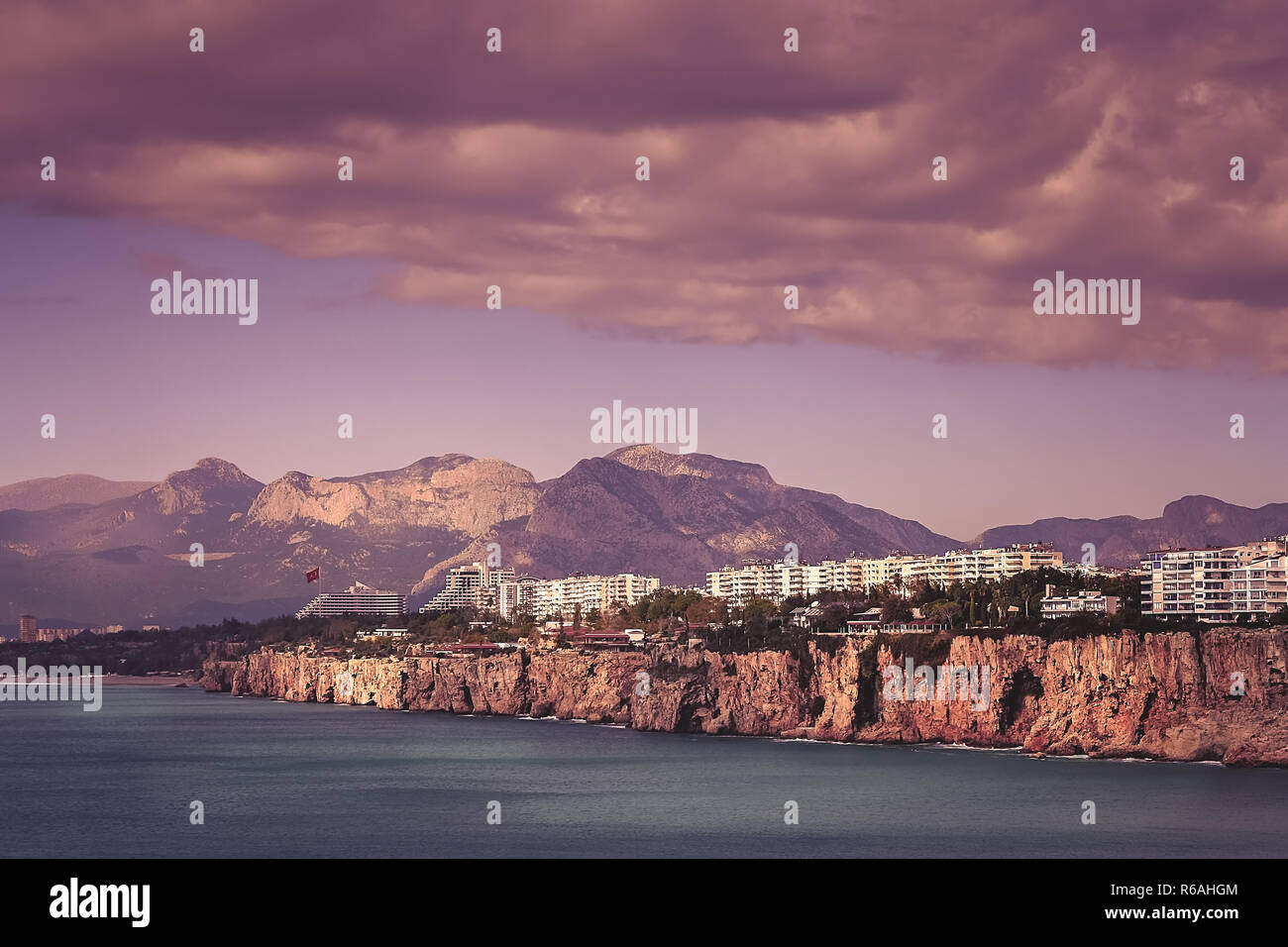 Holiday homes on cliff edge hi-res stock photography and images - Alamy