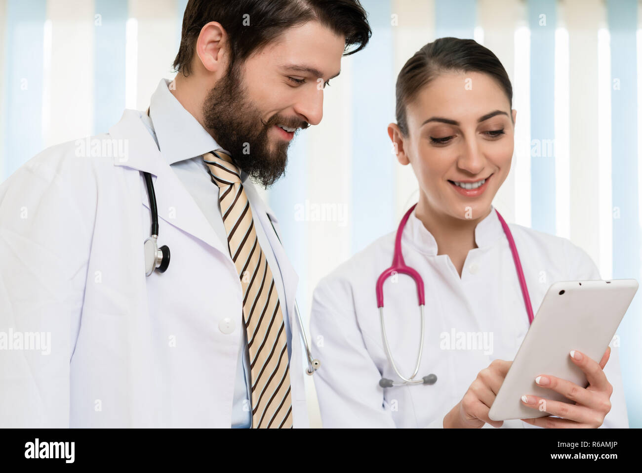 Doctor man woman hi-res stock photography and images - Alamy