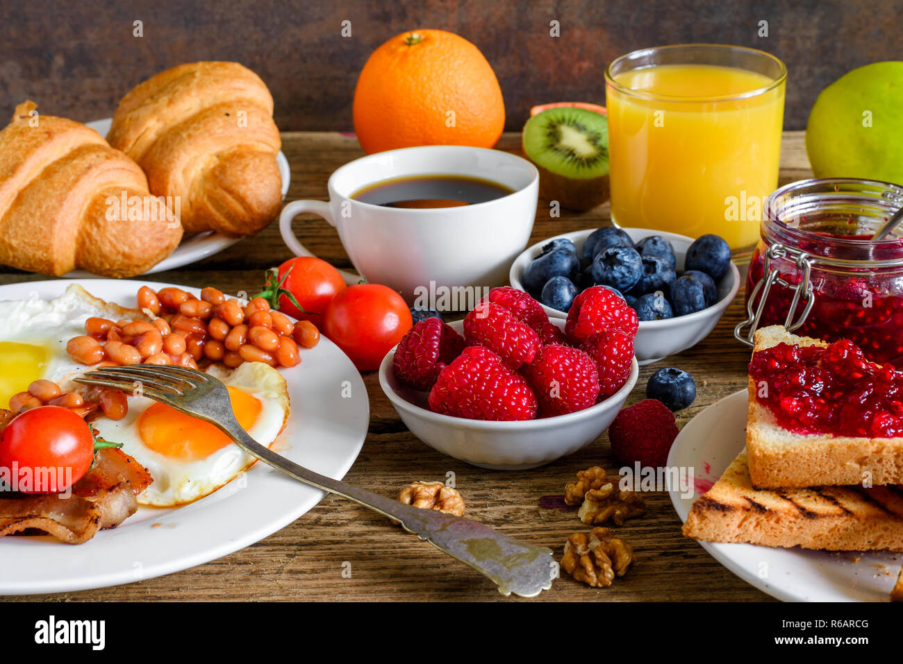 English breakfast - fried egg, beans, tomatoes, coffee, bacon and toast ...