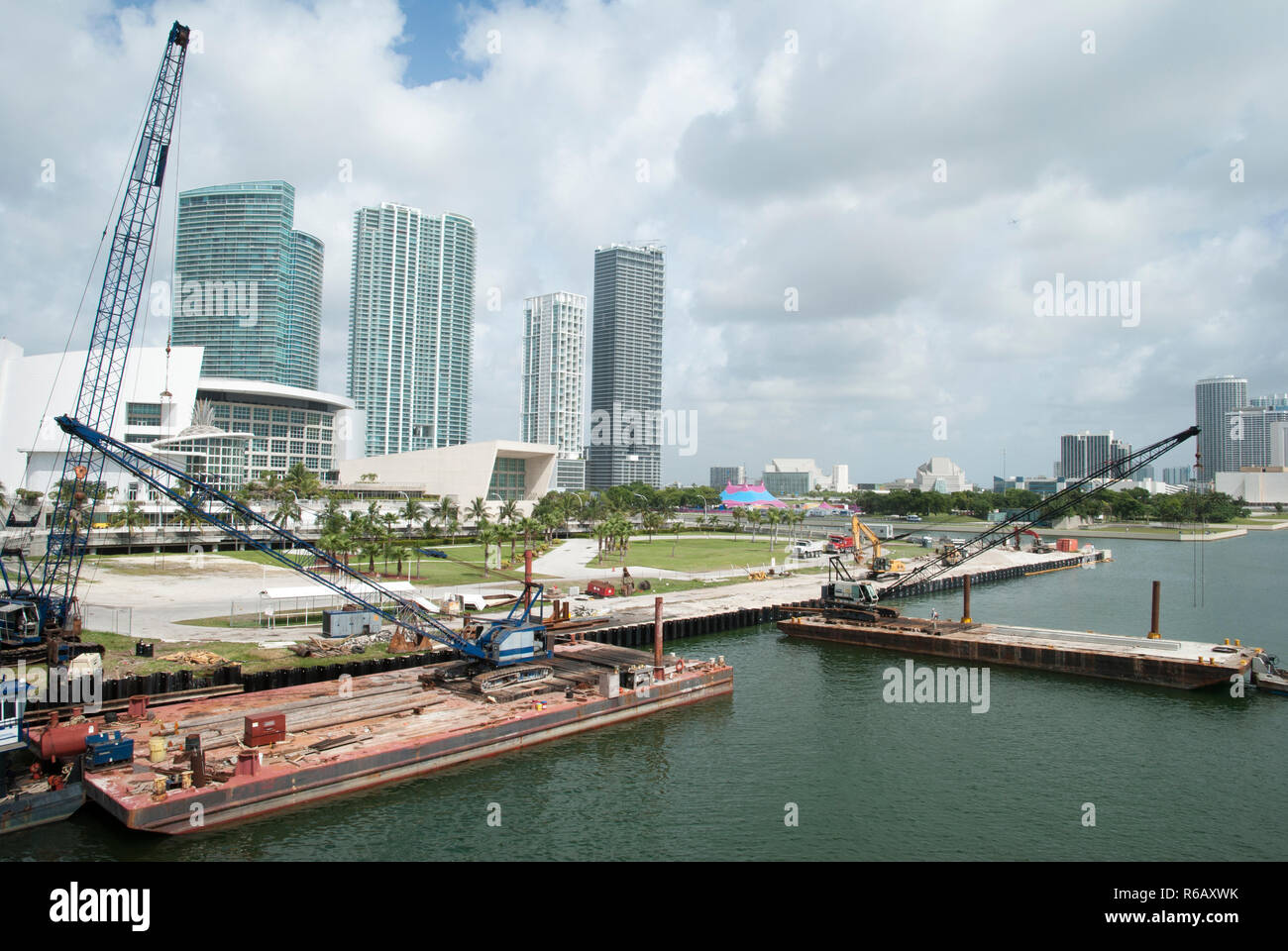 The view of drifting platforms building the waterfront in Miami ...