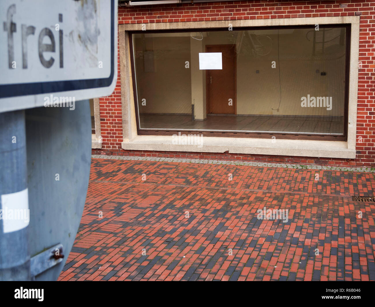 empty business shop Stock Photo - Alamy