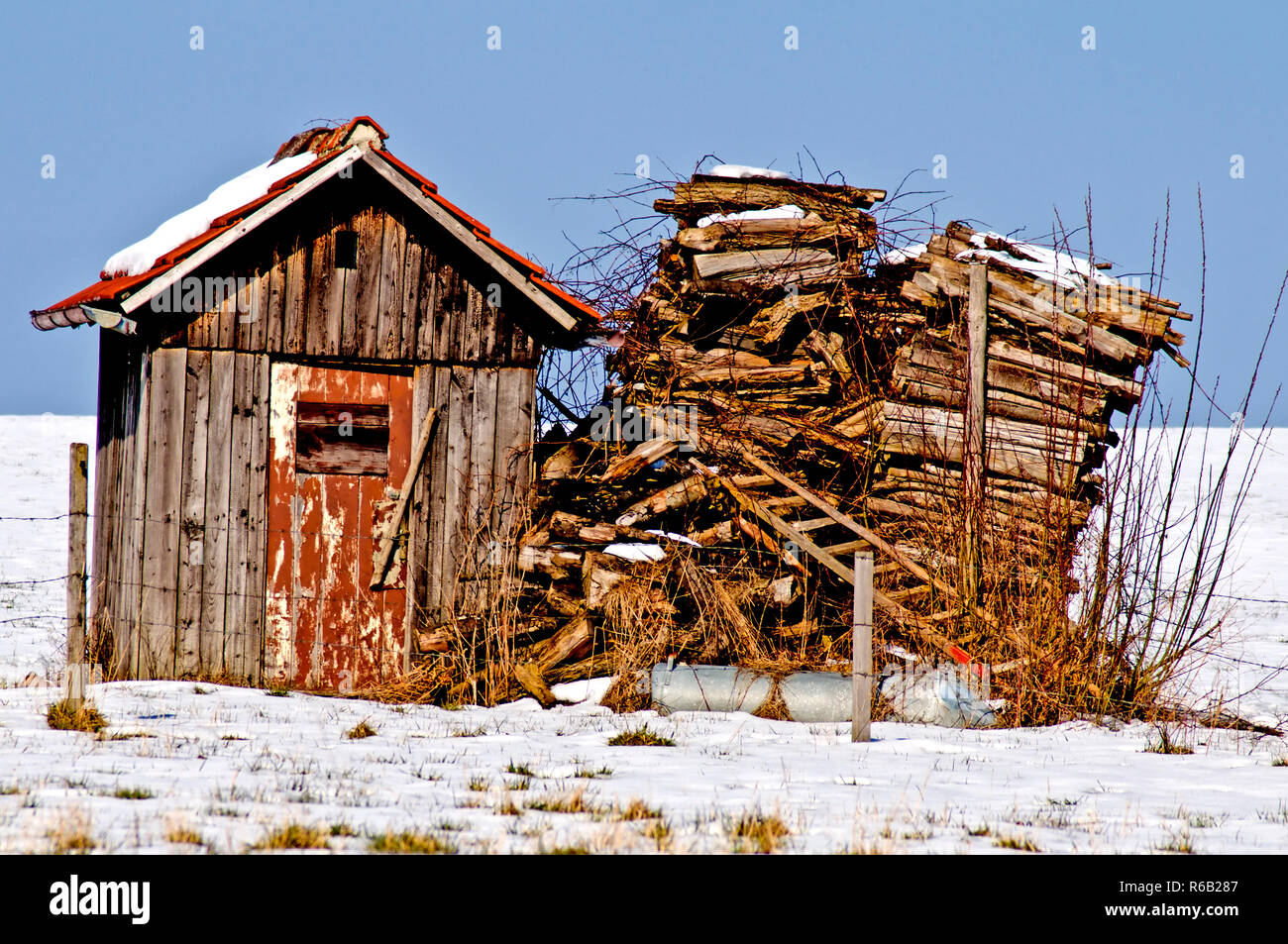 Old Cabin In Snow Stock Photo - Alamy