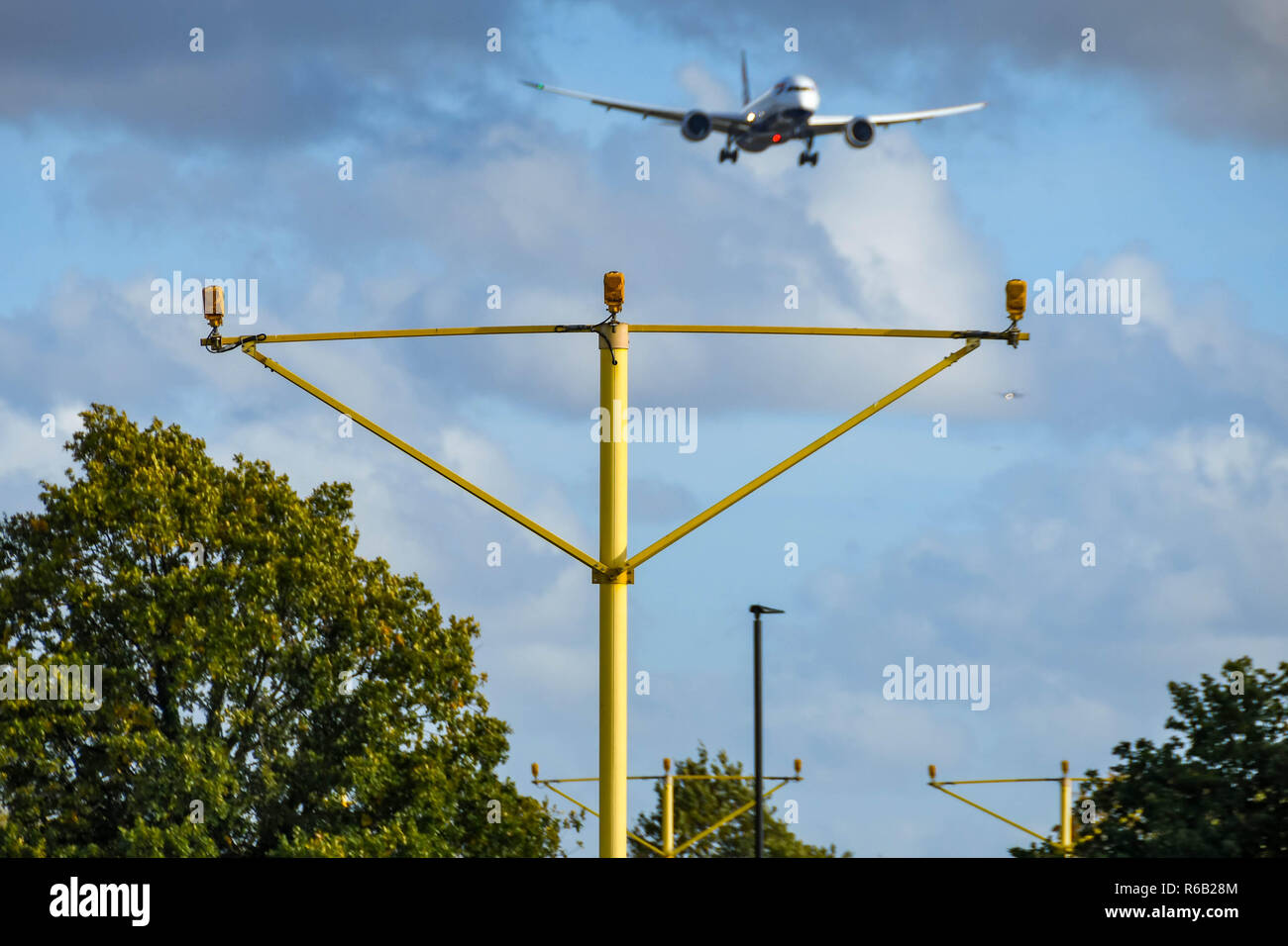 Approach lights hi-res stock photography and images - Alamy