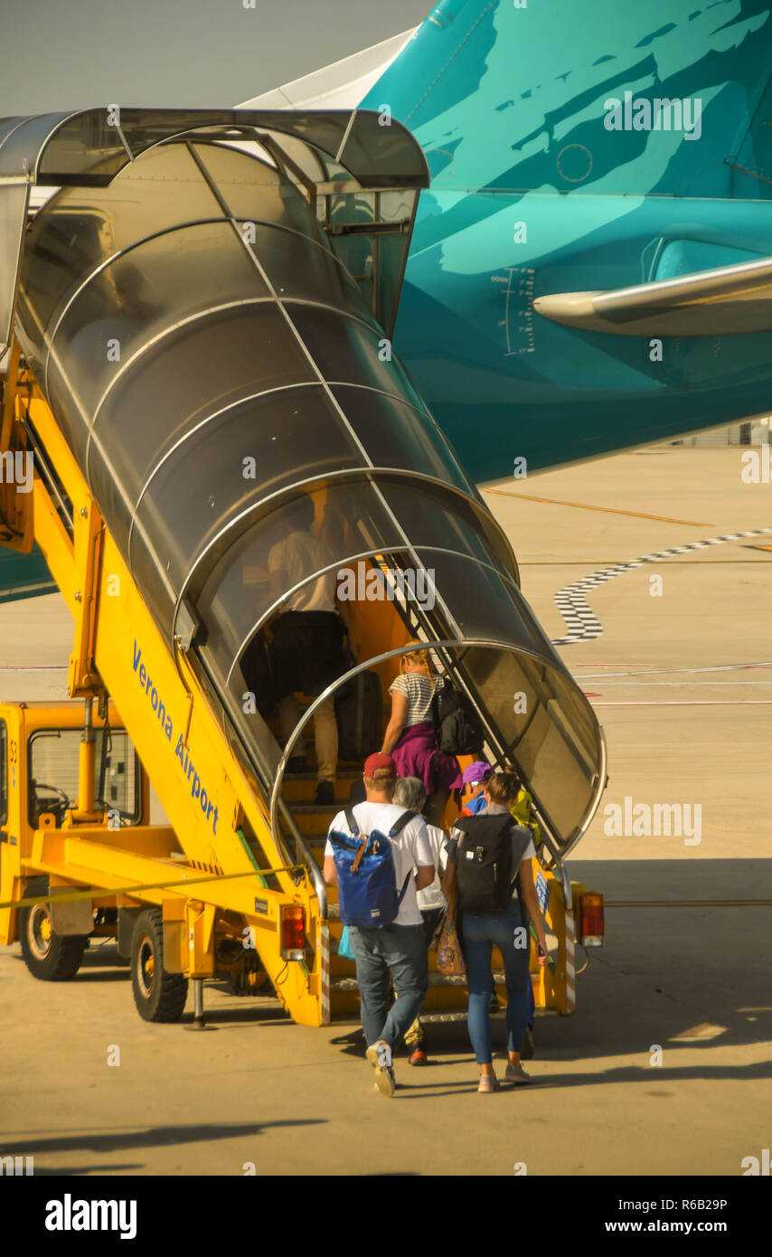 People boarding a plane hi-res stock photography and images - Alamy