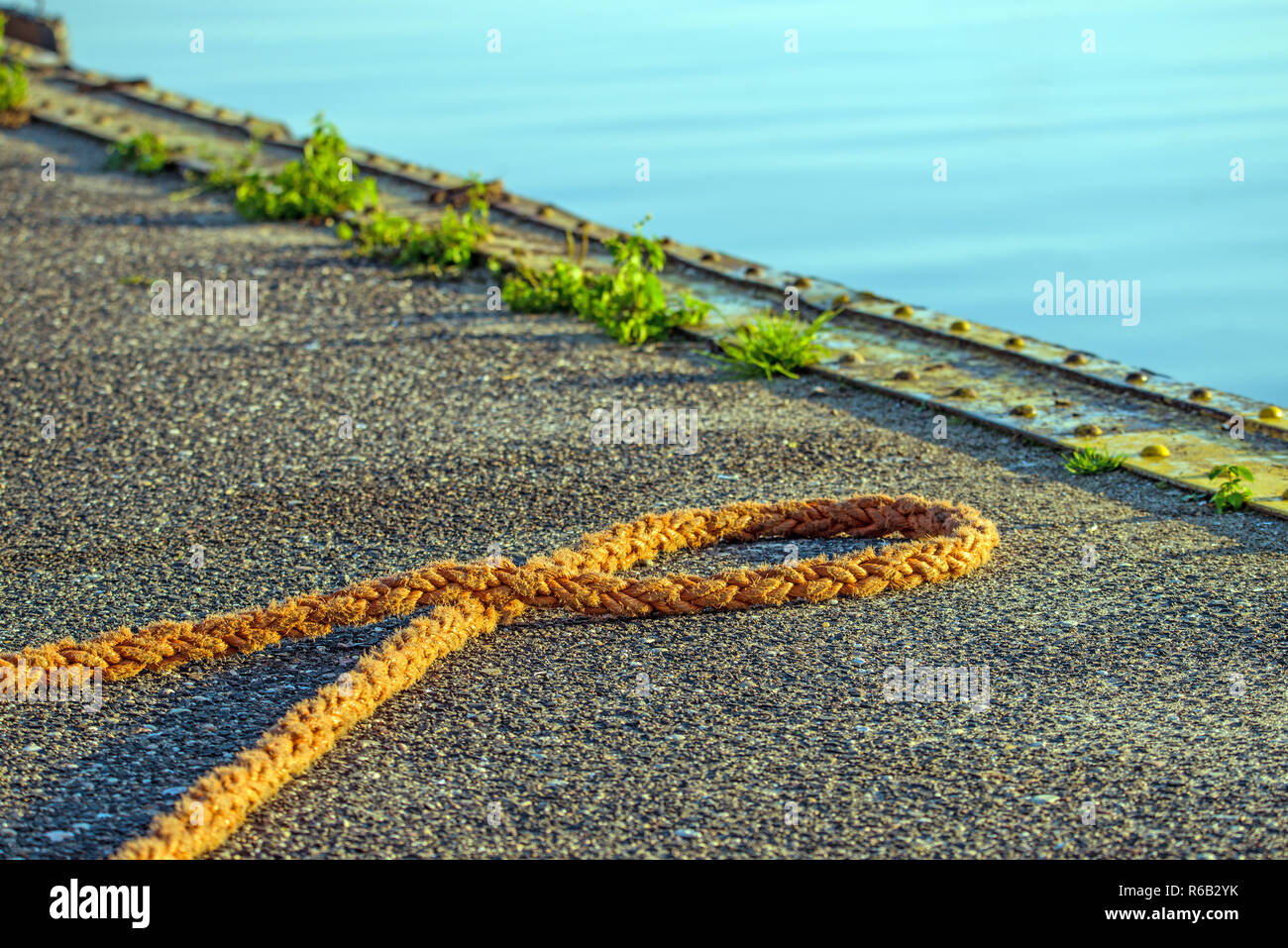 Mooring Line In A Port Stock Photo - Alamy