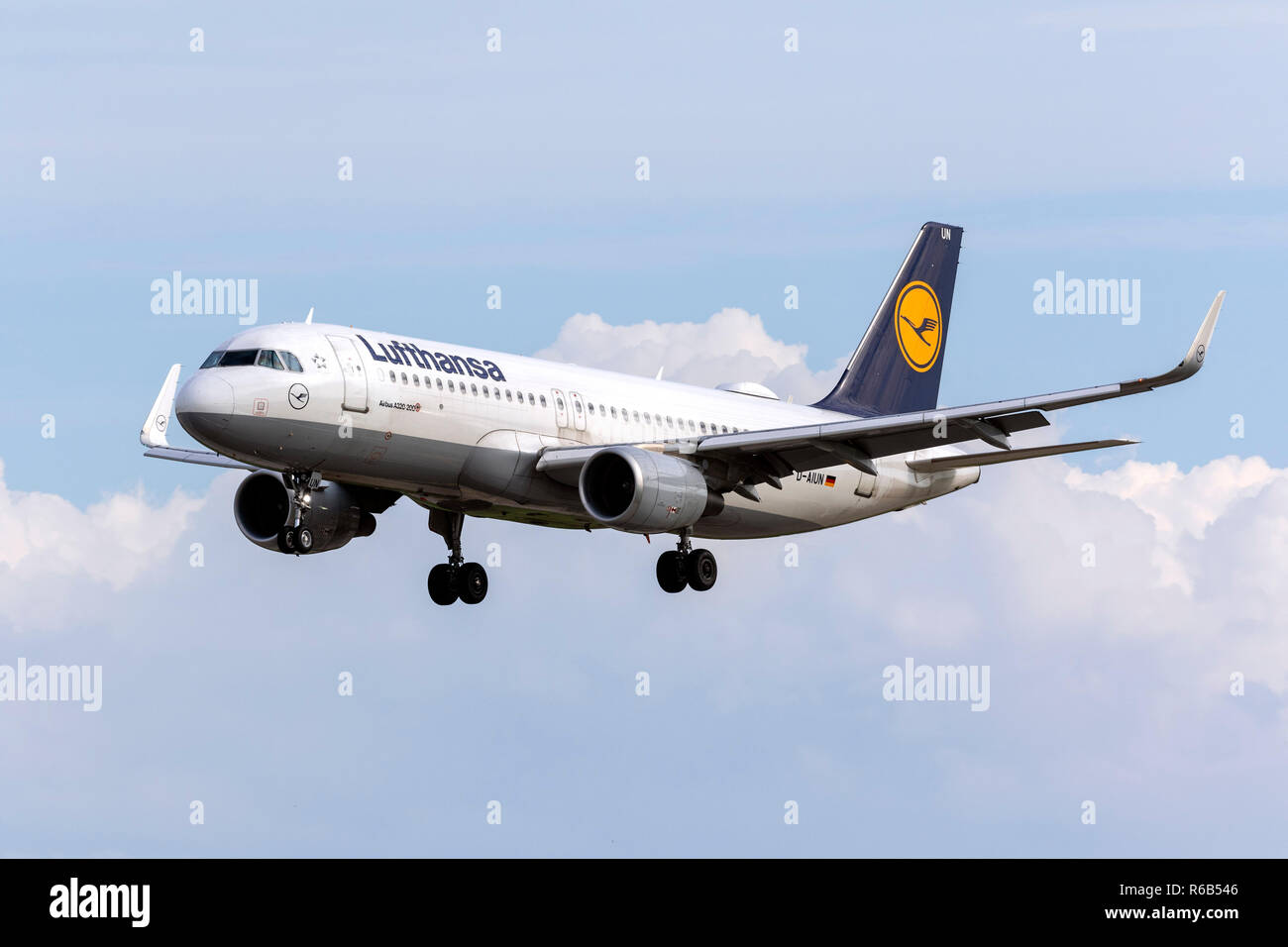 Lufthansa Airbus A320-214 (REG: D-AIUN) landing runway 31. This color ...