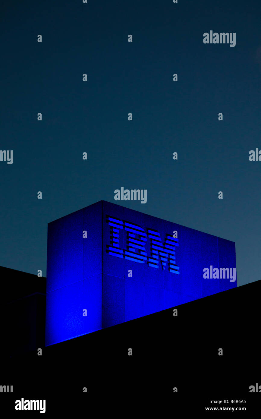 Ibm logo building hi-res stock photography and images - Alamy
