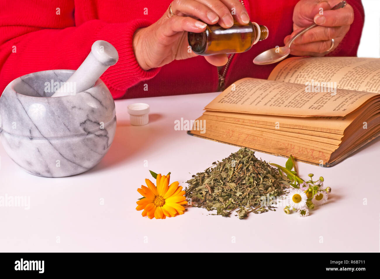 Green sage mortar pestle hi-res stock photography and images - Alamy