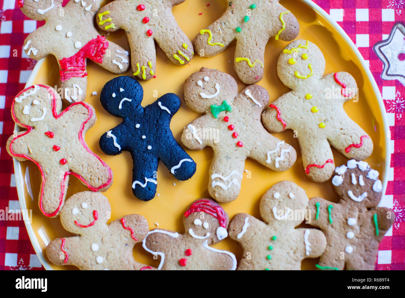 Sad Christmas burnt gingerbread man Stock Photo - Alamy