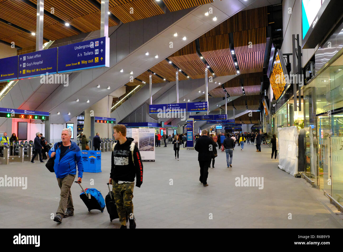 London bridge station hi-res stock photography and images - Alamy