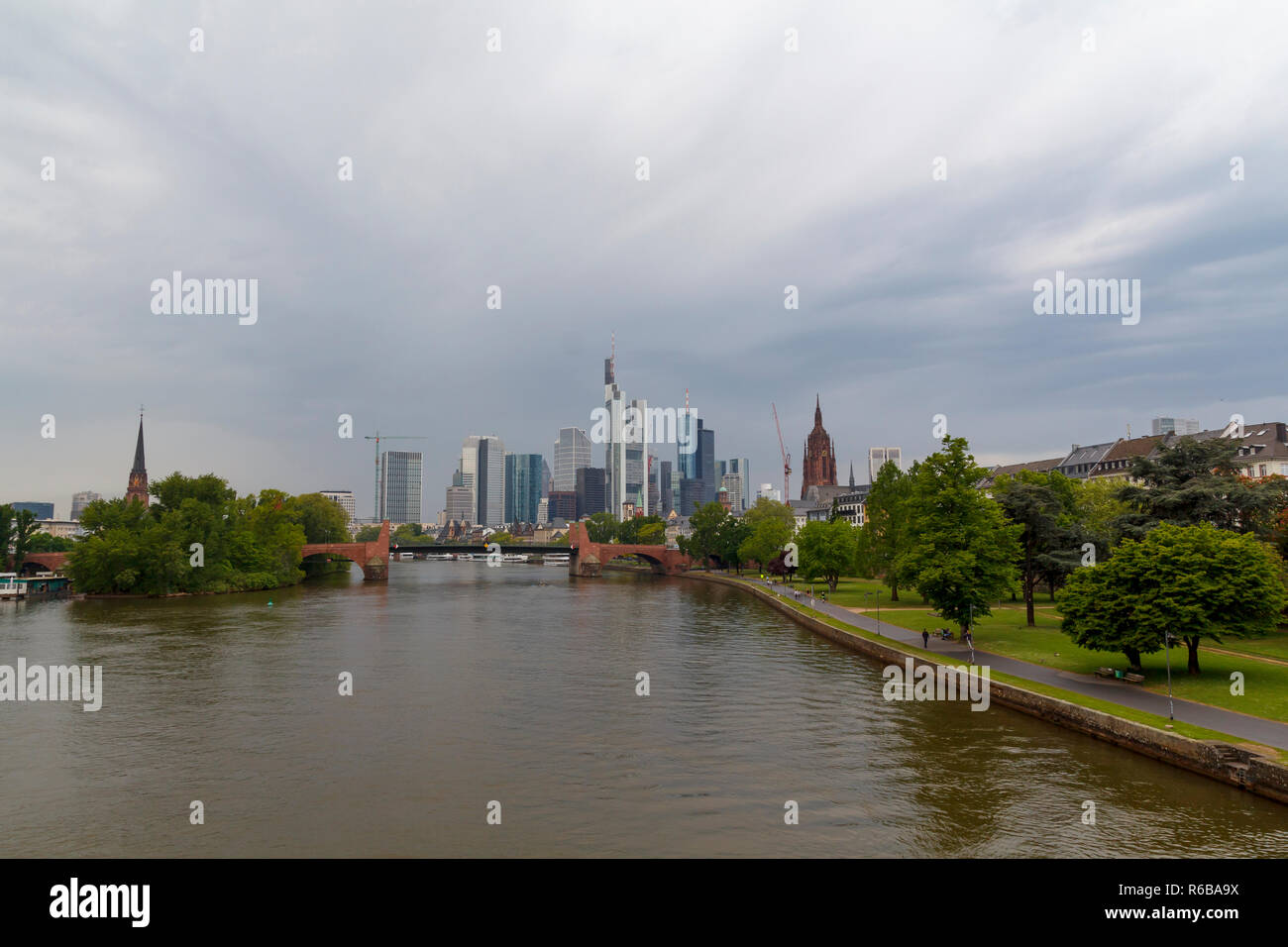 Frankfurt skyline from river main hi-res stock photography and images ...
