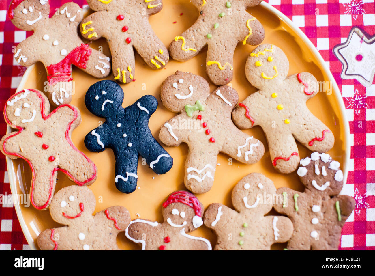 Raw gingerbread men with glaze on a baking sheet Stock Photo - Alamy