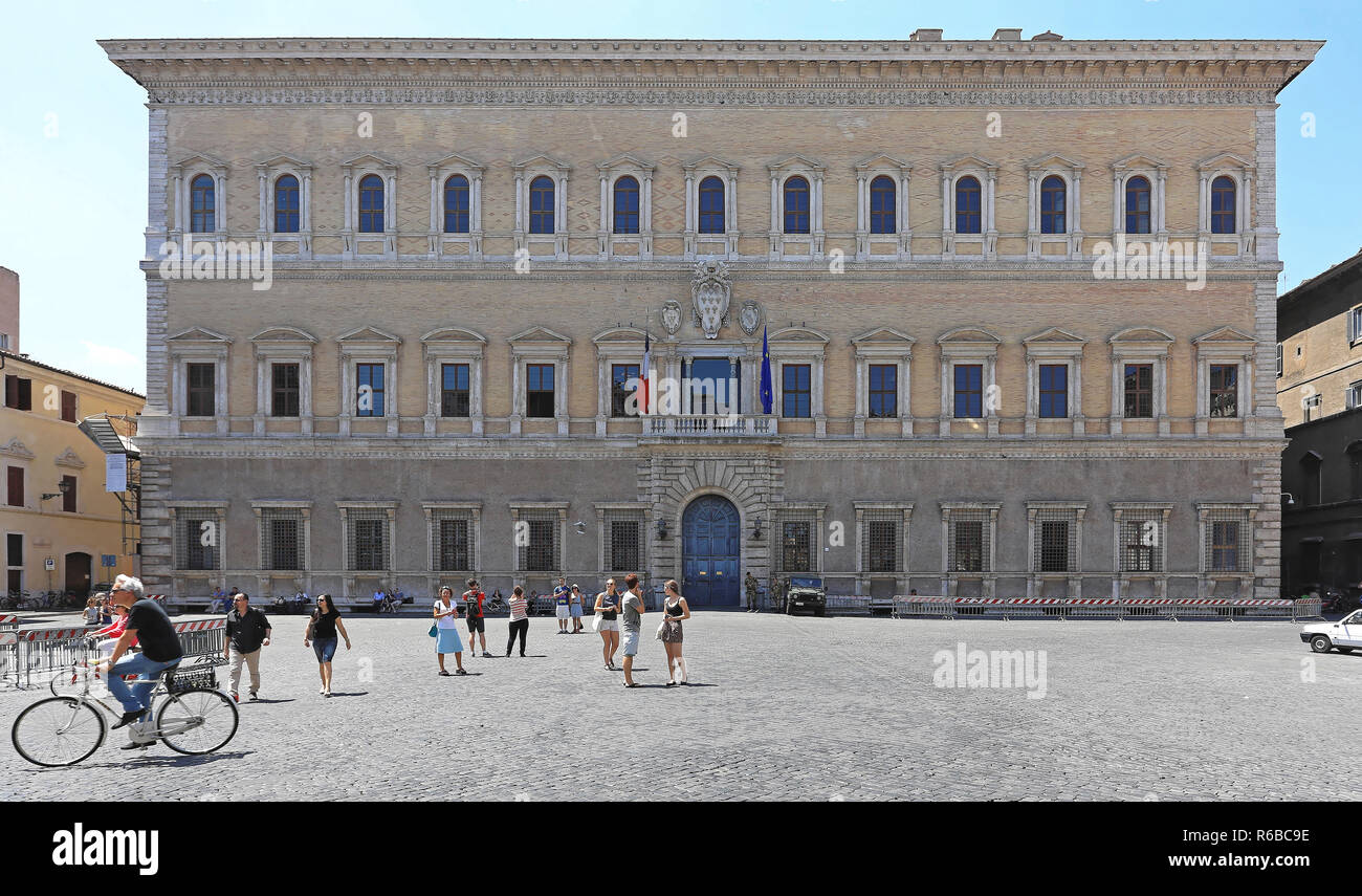 Piazza farnese palazzo hi-res stock photography and images - Alamy