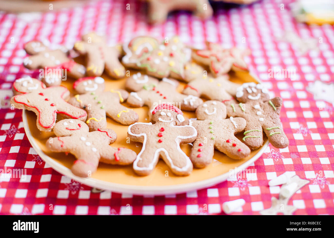Raw gingerbread men with glaze on a baking sheet Stock Photo - Alamy