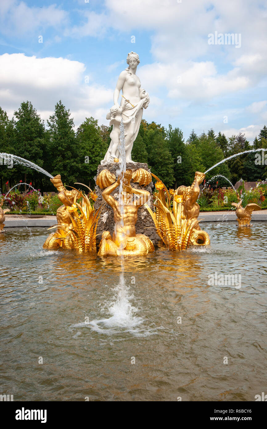Water spitting sculpture hi-res stock photography and images - Alamy