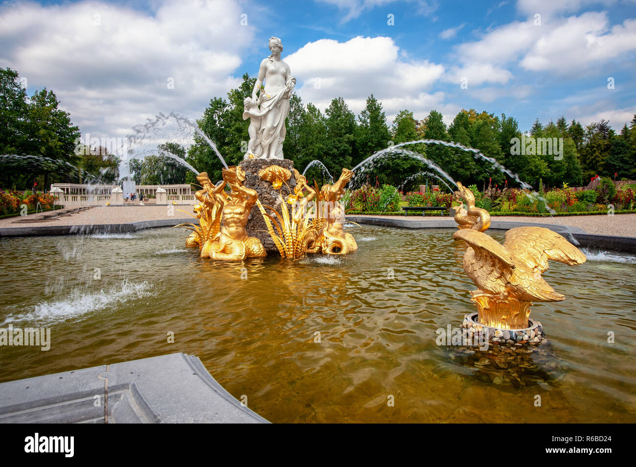 Fountains spitting water hi-res stock photography and images - Alamy