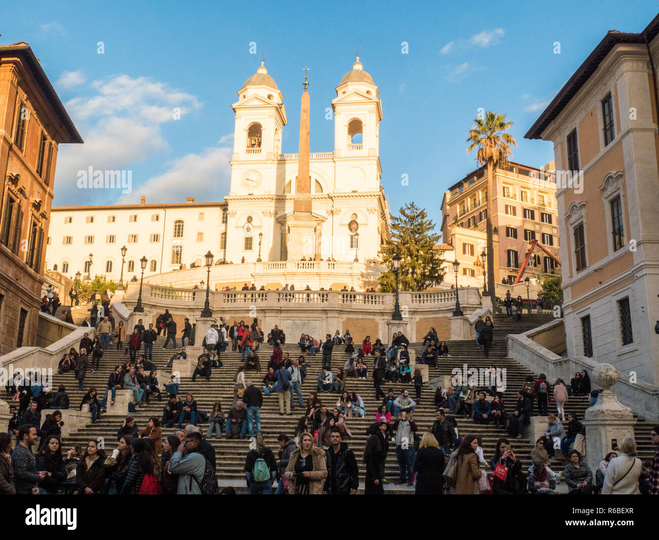 Crowds spanish steps rome hi-res stock photography and images - Alamy